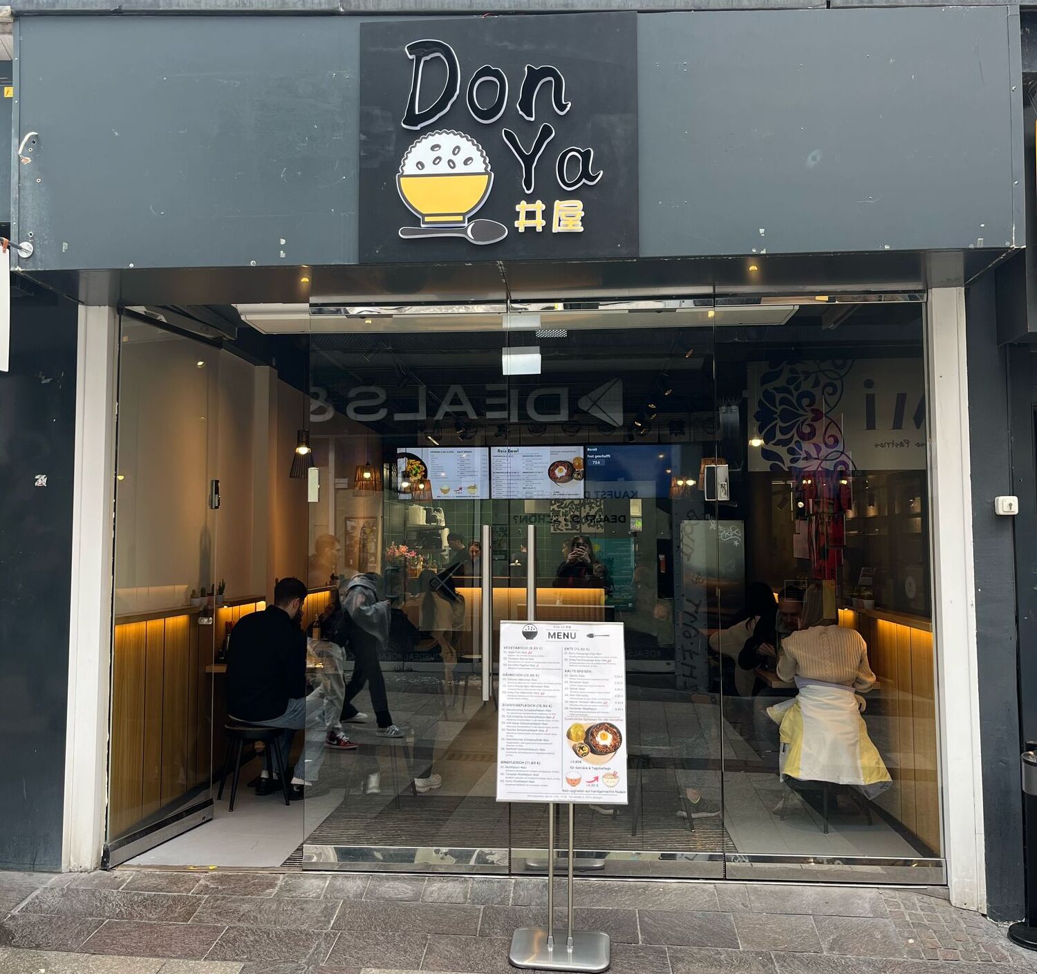 Opening: Don Ya bringt Chinesische Bowls in der Schulstaßere.flect Stuttgart